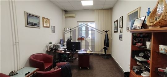 Kancelarije za izdavanje, 8 parking mesta, 233m2,