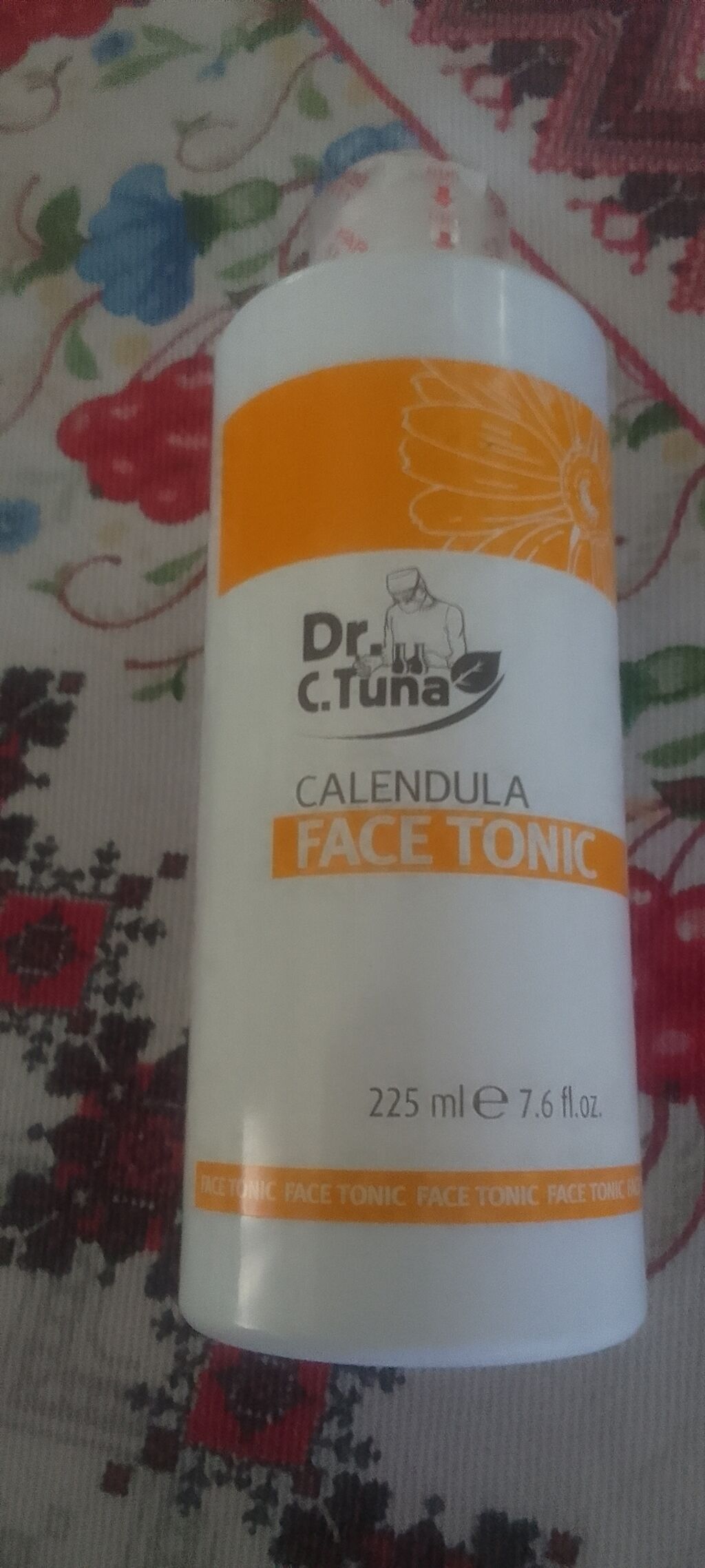 Dr. C. Tuna tonik za lice sa nevenom, u beloj boci od 225 ml. Namenjen