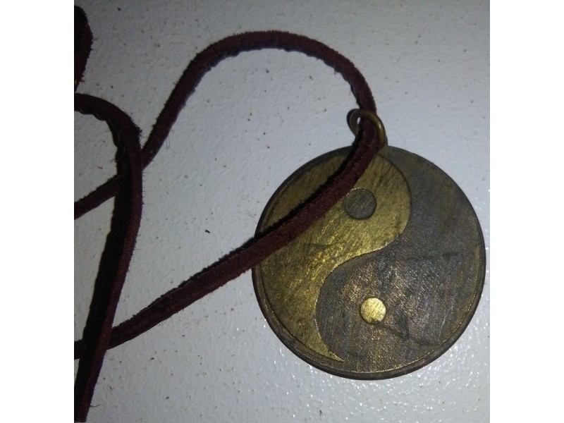 Privezak Jin Jang (u lošem stanju) 2,5cm x 2,5cm