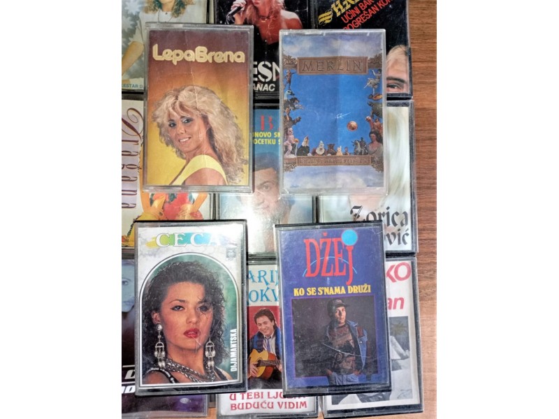 Audio kasete, CD-ovi i DVD-evi, puna kutija
