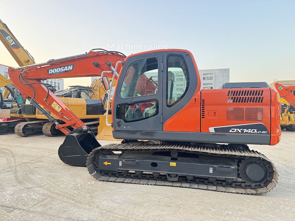 Doosan DX140 bager guseničar