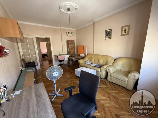 Izdaje se jednoiposoban namesten stan u ulici Kraljice Natalije, u samom centru grada