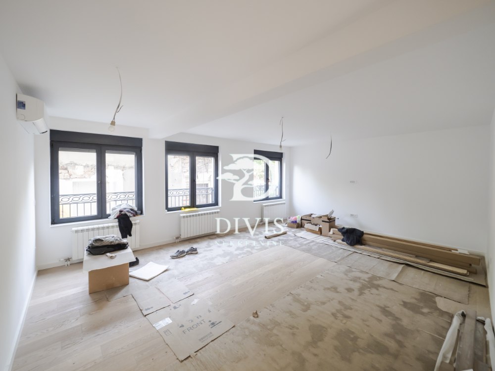 Nov sedmosoban stan sa dvorištem na Dorćolu 229m2