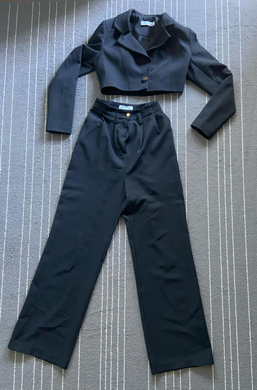 36 odelo sa crop sakoom i strukiranim pantalonama!