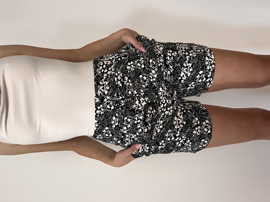 H&M crno beli šorts