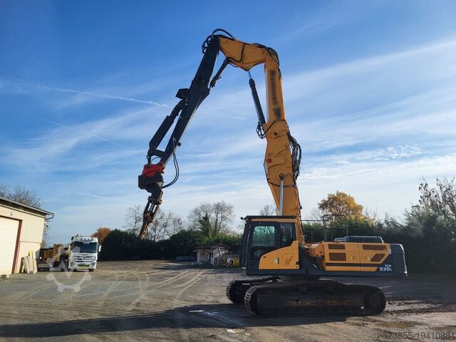 Bager za rušenje
Hyundai HX330L with demolition boom, standard boom & shear