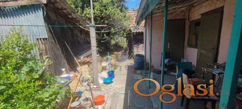 Prizemna trošna kuća na odličnom velikom placu kvadrature 1730m2 sa frontom od 16 metara !