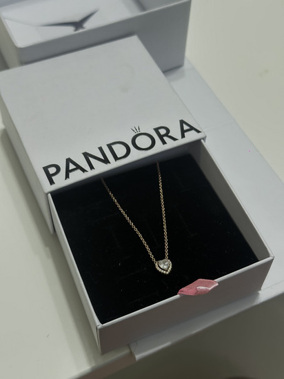 Pandora-Svetlucava ogrlica srce