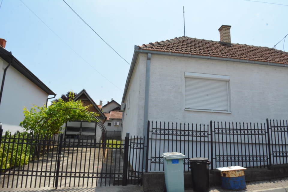 Useljive 2 kuce u blizini centra Uba