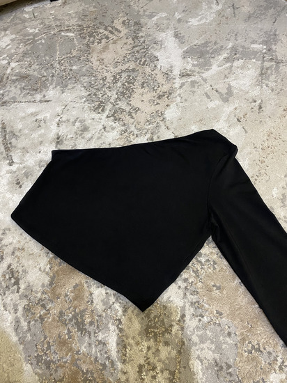 Bershka crna bluza bez jednog rukava