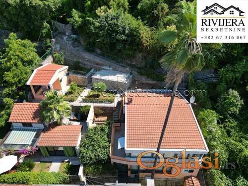 Porodicna kuca sa prelijepom bastom Herceg Novi stari grad