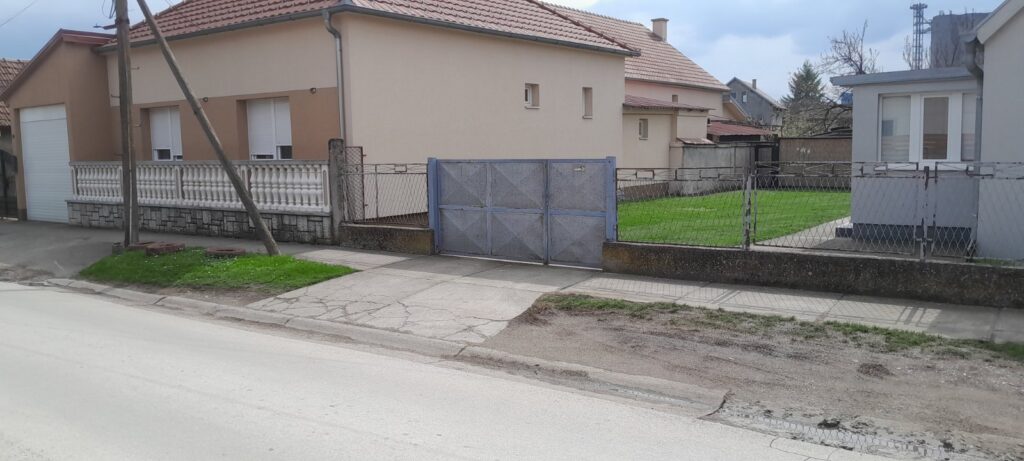 Prodajem dve kuce na jednom placu