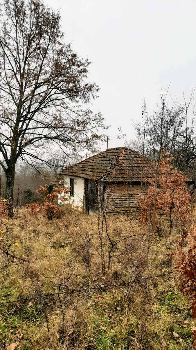 Prodaje se kuća 35m2 u Dugoj Poljani, sa kompletnim imanjem od oko 2ha