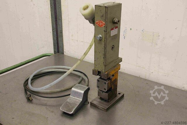 Udari
DE-STA-CO Pneumatikstanze 040 0210