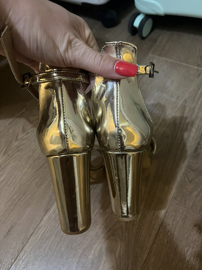Nove zlatne sandale 38