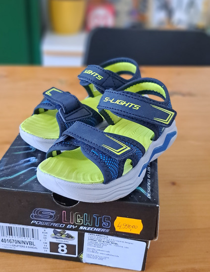 Svetleće Skechers sandalice 24