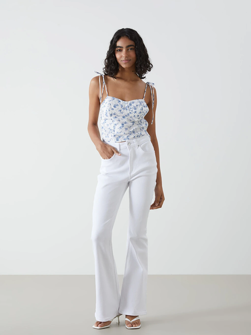 XSIDE Cvetni Crop Top Sa Izrezom U Obliku Srca I Tankim Baretelama Od Poplina Za Žene