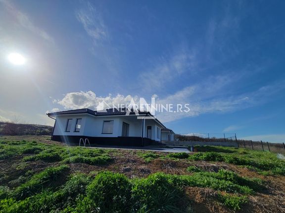 Sopot, Nemenikuće, Lux kuća 136m2, 10 ari, bazen 7×4, odmah useljivo! ID#21458