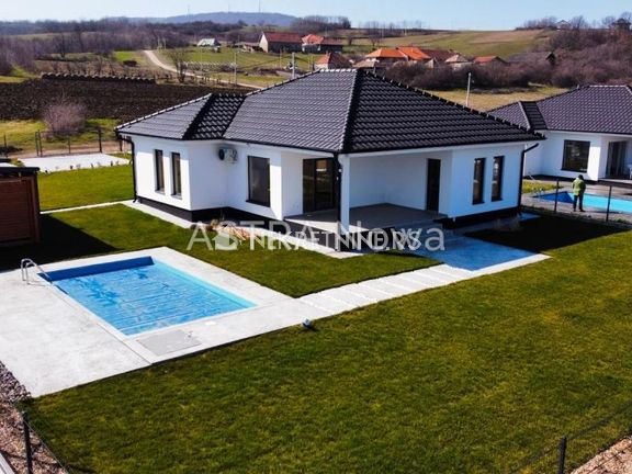 Uknjižena-Nova kuća sa bazenom
