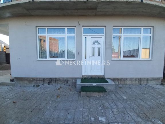 Izdajem prizemlje kuće za radnike