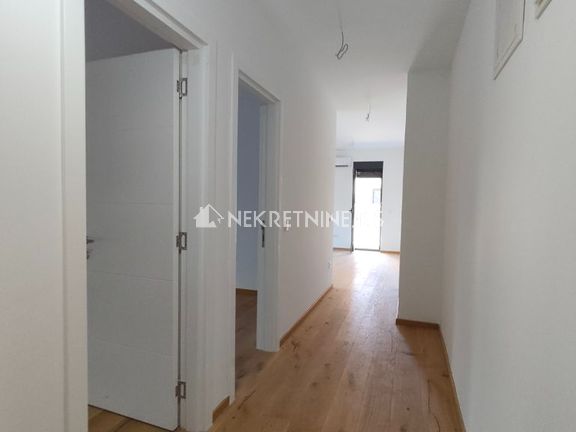 Na prodaju trosoban stan – 53m² + terasa 70m² – u blizini Akva parka i osnovne škole