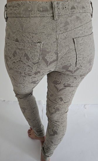 Ženske pantalone sa brokat dodirom elegancije