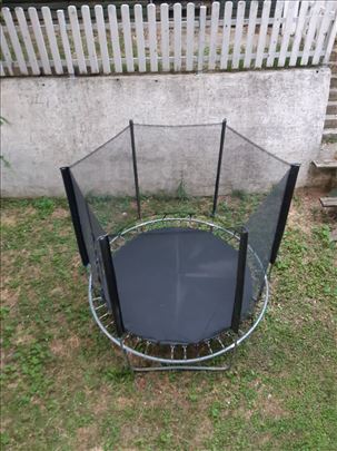 Prodajem trambolinu 2.4m