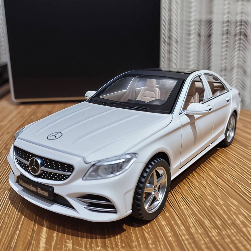 Nov metalni model automobila Mercedes C-klasa. Pale mu se prednja i