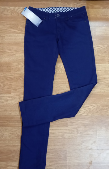 Pantalone S sa etiketom