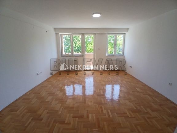 Izdaje se stan kao poslovni prostor preko puta Doma zdravlja, 73m2, cg