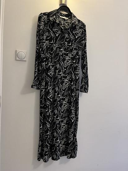 Zara midi haljina – crno-bela sa cvetnim dezenom