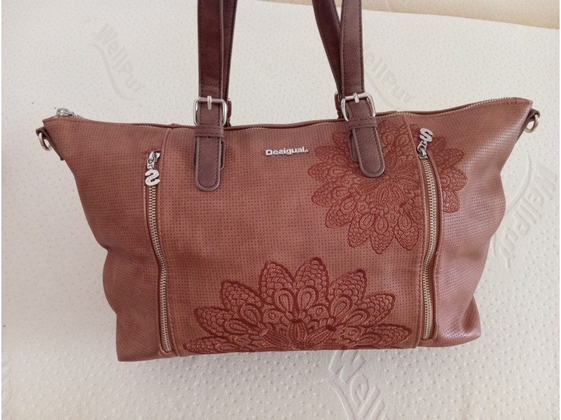 Desigual torba kao Novo