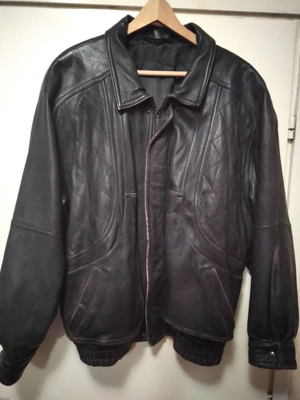 Muška jakna kozna crna sa unutrasnjim tankim punjenjem,bez kragne