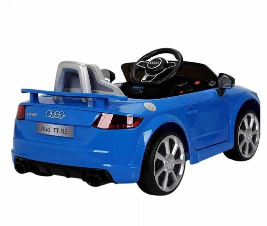 Auto na akumulator AUDI TTPedantno izrađenim znakom Audija na prednjem