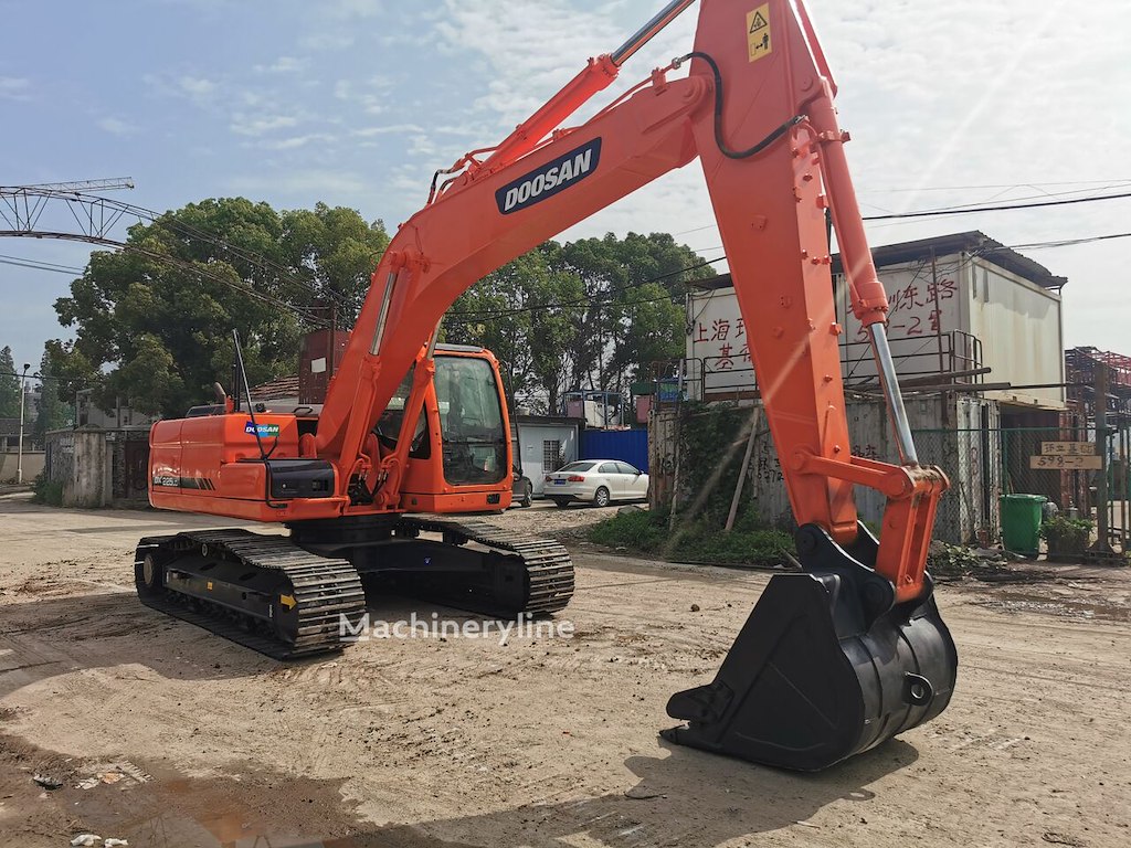Doosan DX225 bager guseničar