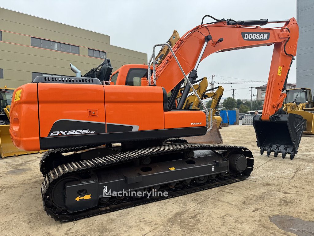 Doosan DX225 bager guseničar