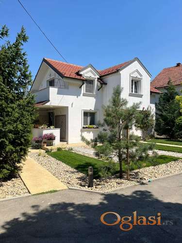 Porodična kuća u mirnom delu Beograda, okružena zelenilom ID#2215