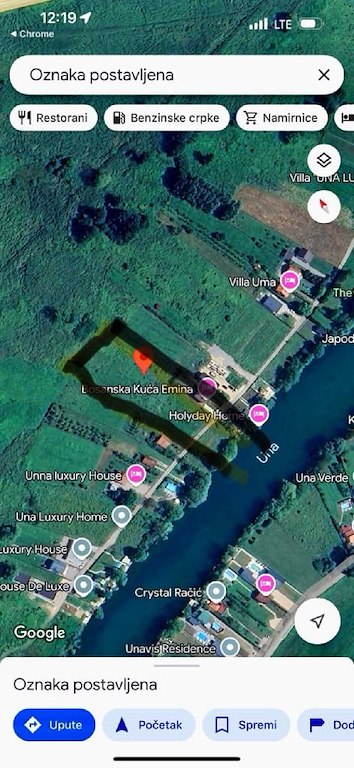 Lohovo, Plac na samoj obali reke Une
