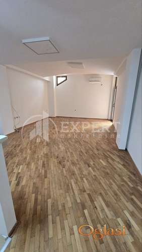 Izdaje se poslovni prostor u centru grada, 51m2