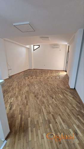 Izdaje se poslovni prostor u centru grada, 51m2