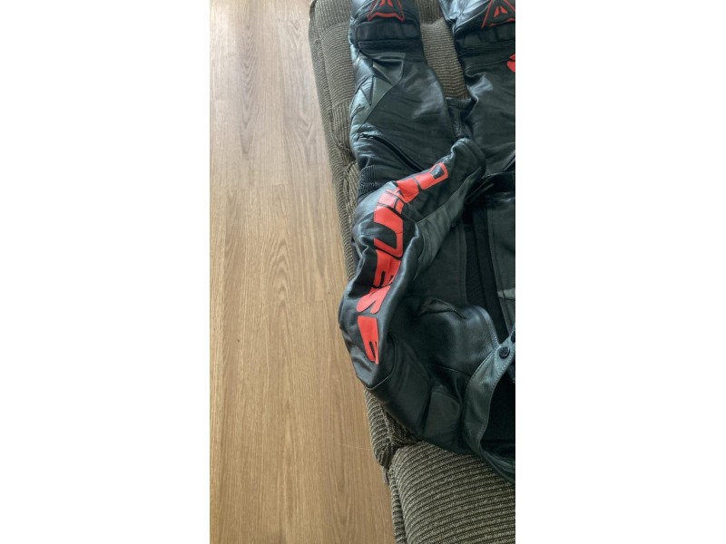 Dainese kombknezon S. I kaciga S. Sojka