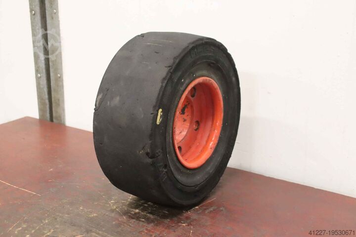Čvrsta guma guma 2 komada
Solideal Magnum 18x7-8