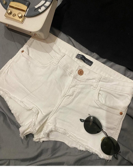 Bershka beli teksas sorts snizeno