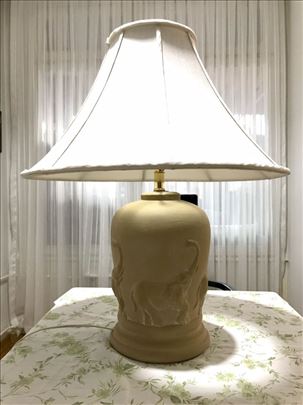 Lampa sa reljefnim motivom slonova