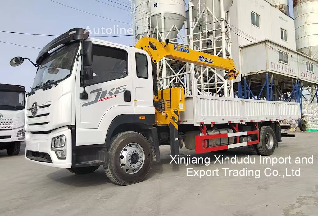 Novi FAW JK6 WITH 6.3 TON CRANE 4-SEGMENTED ARM kamion s ravnom platformom
