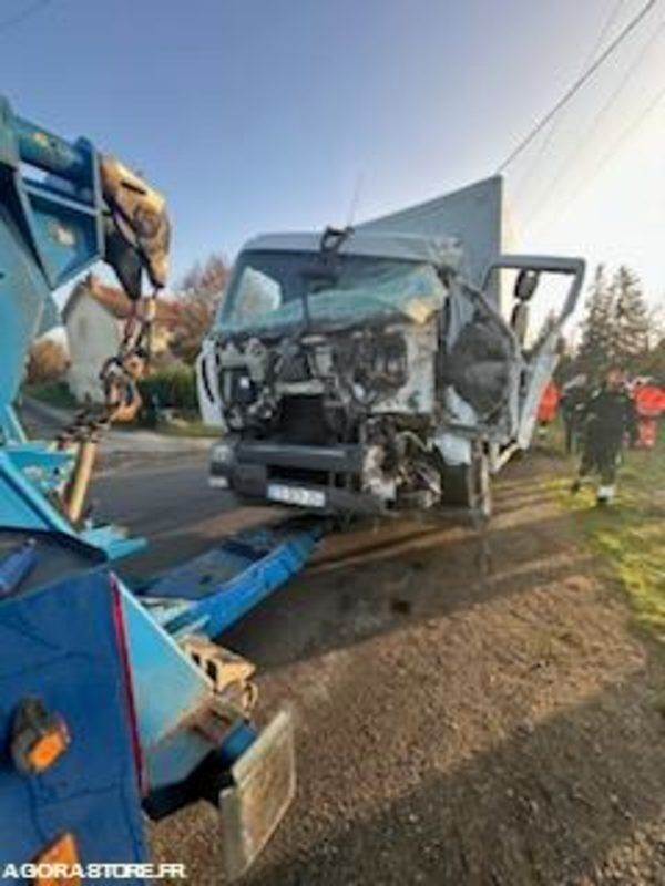 Prodaje se Renault MIDLUM kamion furgon na aukciji