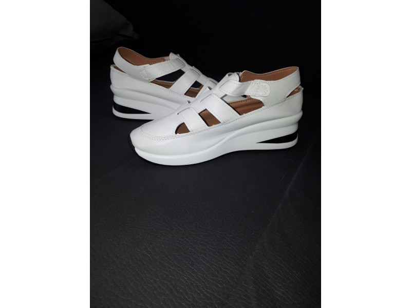 Bele lagane sandale br 38