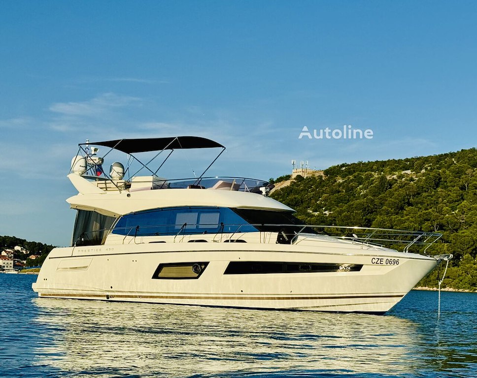 Prestige 450 Fly motorna jahta