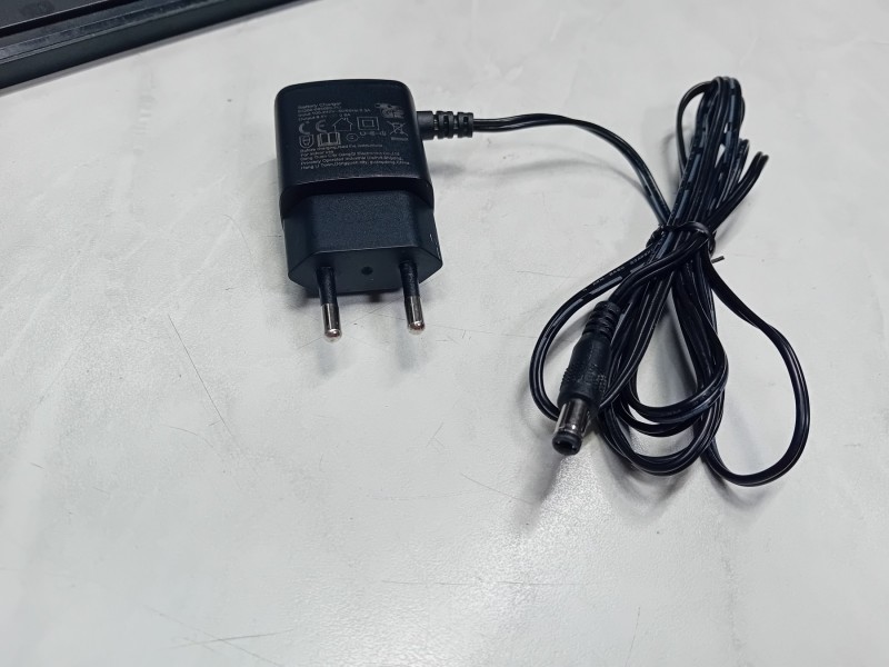 adapter 9.5v 0,6a ispravan 5.5 x 2,5mm