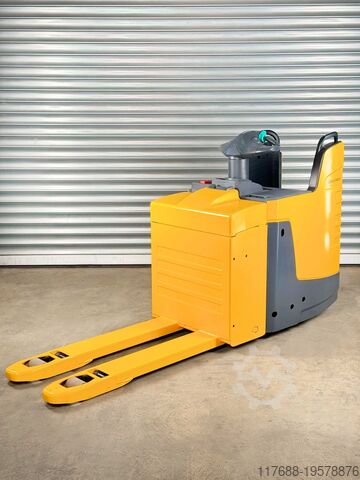 Putnici paletnih kamiona
Jungheinrich Elektro Niederhubwagen mit Plattform - Service Neu - Batterie 83% - 2,5t